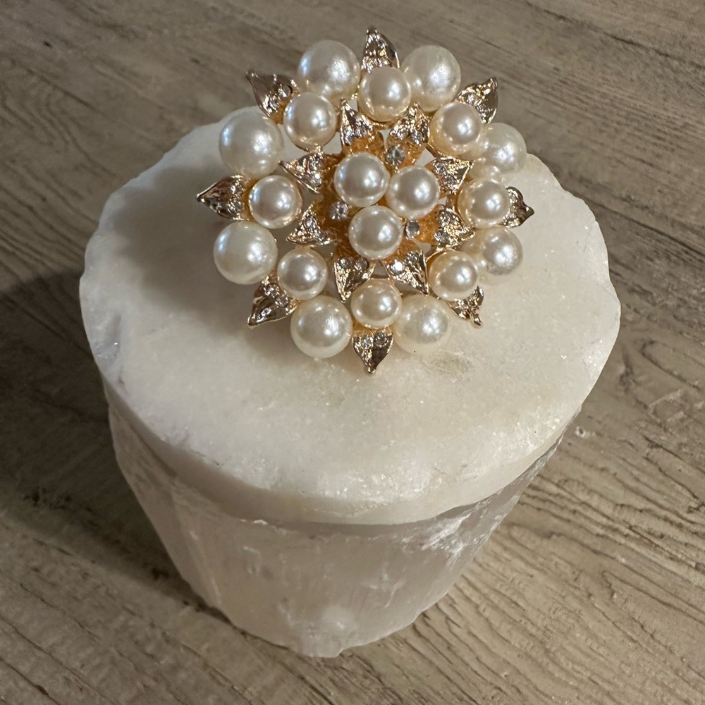 Beautiful Large Ring - Pearl & Gold Color - Gem